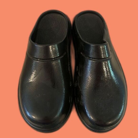 OOFOS | Shoes | Oofos Oocloog Recovery Clogs Size 7 | Poshmark
